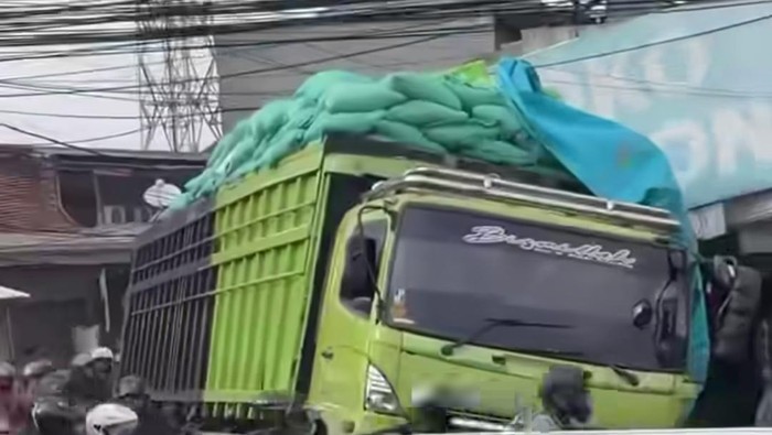Truk Beras Terperosok ke Parit di Kalimalang Bekasi, Sopir Diduga Mabuk