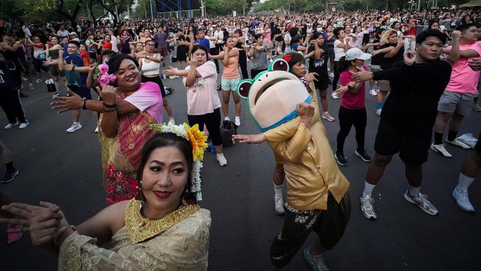 Aerobik Massal Warnai Sore di Taman Lumphini Bangkok