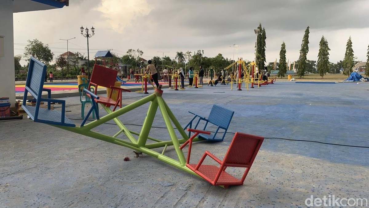 Belum Sepekan Dibuka, Sarana Bermain di Taman Kota Giri Menang Rusak
