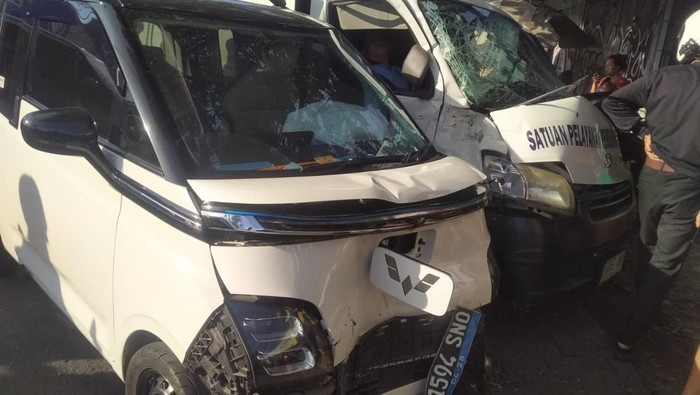 Kecelakaan di Pasar Minggu Jaksel, Mobil Listrik dan Mobil SPPG Ringsek