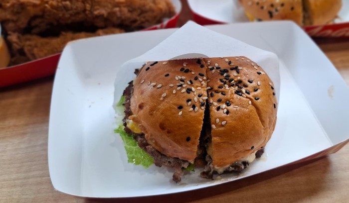 Nyamm! Burger Juicy nan Premium Ini Lagi Viral di SCBD