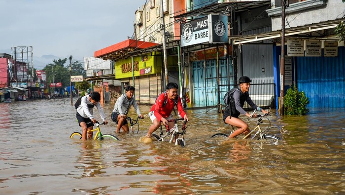 Dayeuhkolot Dikepung Banjir, Jalan Putus dan Ratusan Rumah Terendam