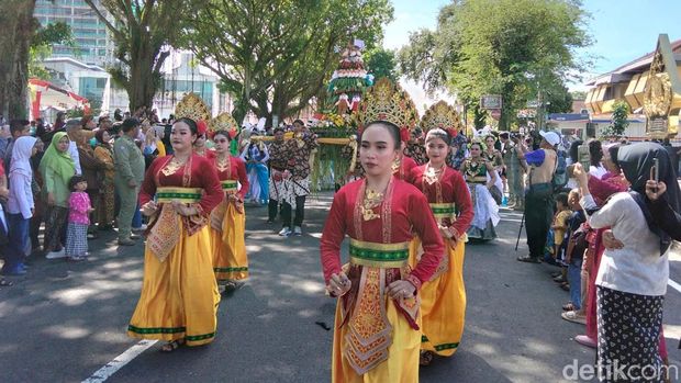 2 Kuintal Gunungan Getuk Ludes Diserbu Warga di Alun-alun Magelang