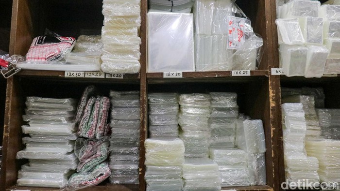 Harga Plastik Melonjak, Laba UMKM di Jatinegara Anjlok hingga 25%