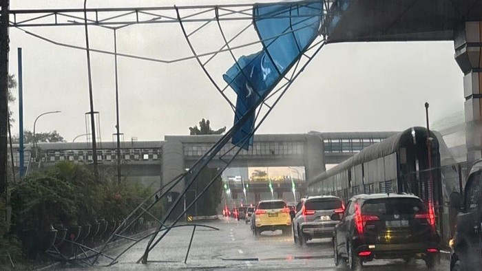 Papan Reklame Dekat Gerbang Tol Halim Roboh Imbas Hujan Angin Kemarin