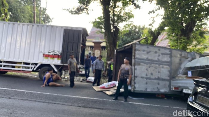 Truk Terguling Timpa Mobil Sayur di Turunan Abdulrahman Saleh Semarang