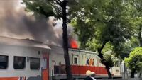 Viral Lokomotif KA di Surabaya Keluarkan Api, KAI Jelaskan Penyebabnya