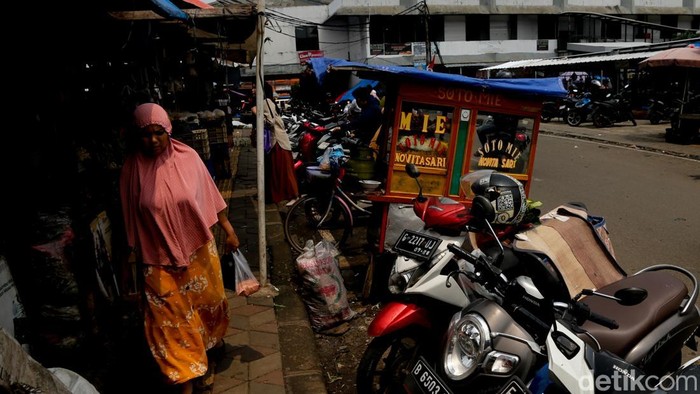 Rambu Diabaikan, Parkir Liar Motor Marak di Pasar Ciputat