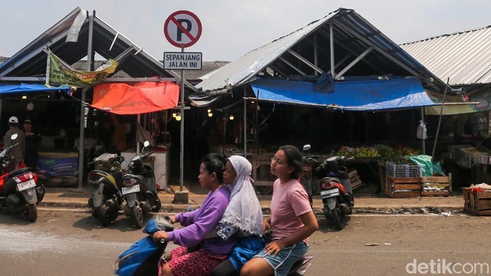 Rambu Diabaikan, Parkir Liar Motor Marak di Pasar Ciputat