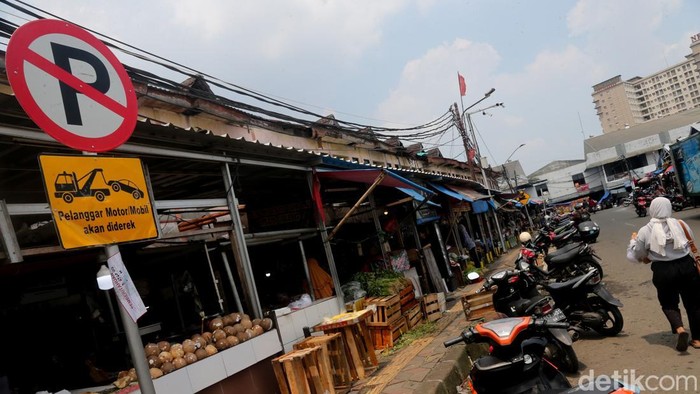 Rambu Diabaikan, Parkir Liar Motor Marak di Pasar Ciputat