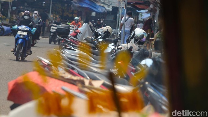 Rambu Diabaikan, Parkir Liar Motor Marak di Pasar Ciputat
