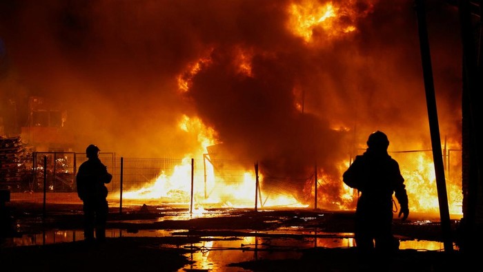 Serangan Rudal Rusia Picu Kebakaran Hebat di Kyiv