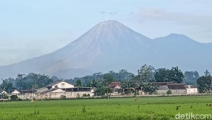 Gunung Semeru Erupsi 8 Kali Pagi Ini, Lava Pijar Capai 1,5 Km