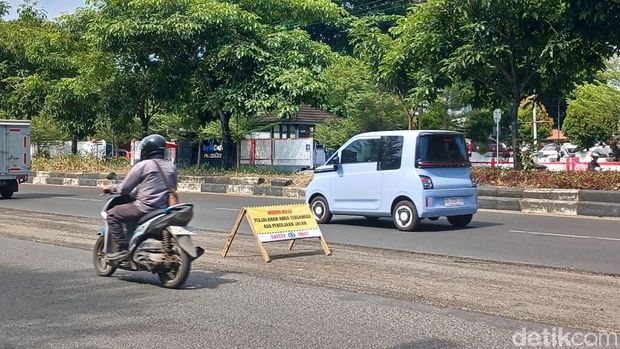 Pemotor Wanita Terjatuh gegara Bekas Galian Aspal Jalan Pettarani Makassar