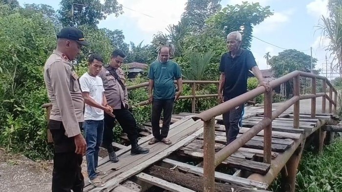 Polda Riau Tambal Harapan di Jembatan Lapuk Teluk Meranti Pelalawan