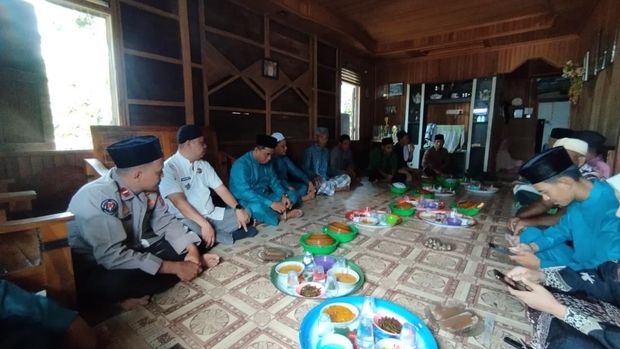 Polda Riau Tambal Harapan di Jembatan Lapuk Teluk Meranti Pelalawan