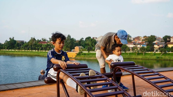 Potret Warga Manfaatkan Waduk Brigif untuk Olahraga hingga Rekreasi