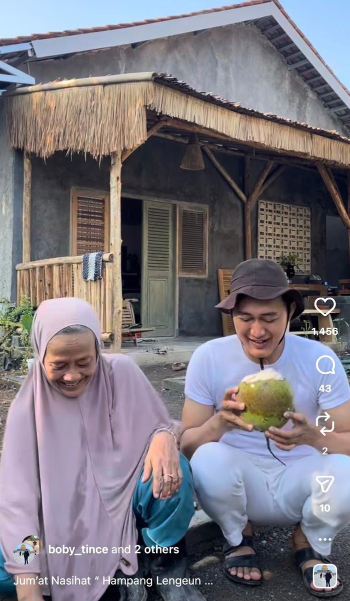Jauh dari Hiruk Pikuk, Boby Tince Nikmati Masak Bareng Ibu di Desa