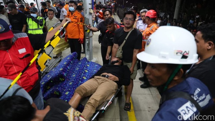 Detik-detik Evakuasi Korban Kecelakaan Kereta di Stasiun Bekasi Timur
