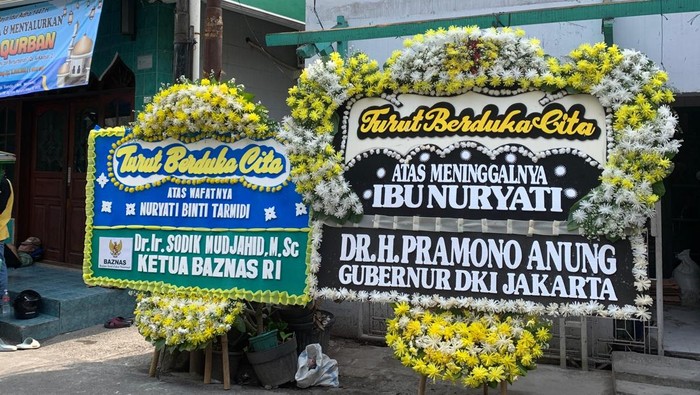 Karangan Bunga Penuhi Rumah Duka Korban Kecelakaan Kereta Bekasi