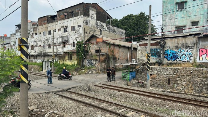 Tak Ada Palang Resmi di Lokasi Taksi Tertemper KRL Bekasi, Hanya Dijaga ...