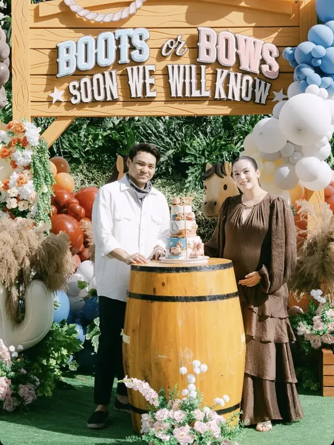Foto Gender Reveal Chelsea Islan Bertema Rodeo, Memukau Berbalut Dress ...