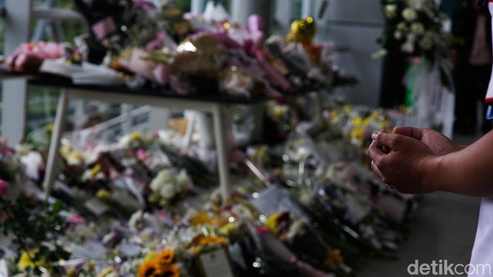 Bunga dan Doa Penuhi Stasiun Bekasi Timur Usai Tragedi Kereta