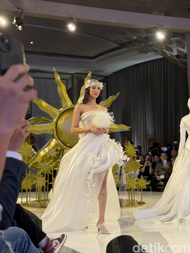 Foto: Anya Geraldine Anggun Bak Pengantin di Peluncuran Bridal Maison Met