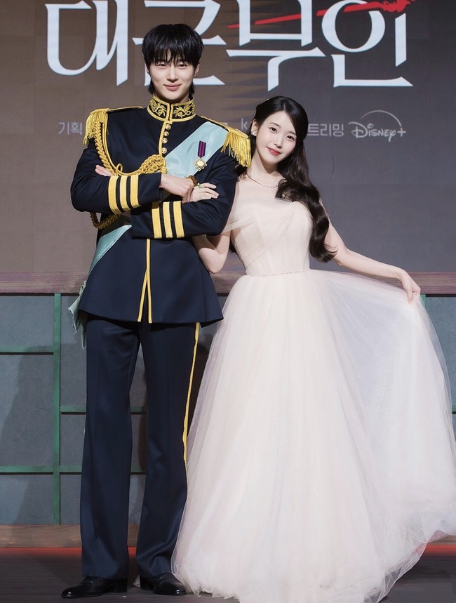 Duel Visual! Adu Gaya Byeon Woo Seok dan Zhang Linghe Pakai Baju Militer