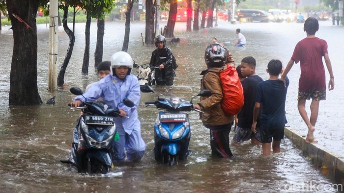 Penampakan Banjir Putus Jalan Depan Gancit, Macet Mengular