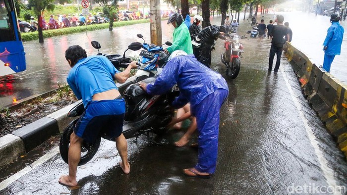 Penampakan Banjir Putus Jalan Depan Gancit, Macet Mengular