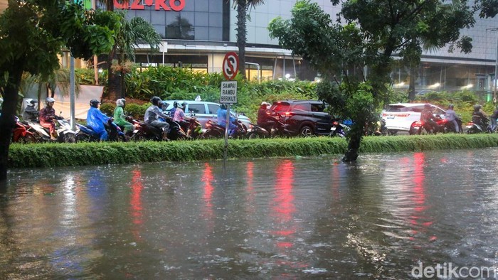 Penampakan Banjir Putus Jalan Depan Gancit, Macet Mengular