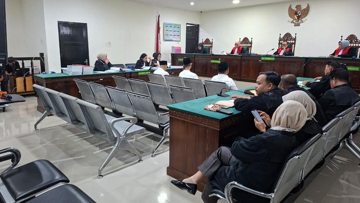 3 Terdakwa Korupsi Penerimaan THL Perumda Tirta Hidayah Dituntut ...