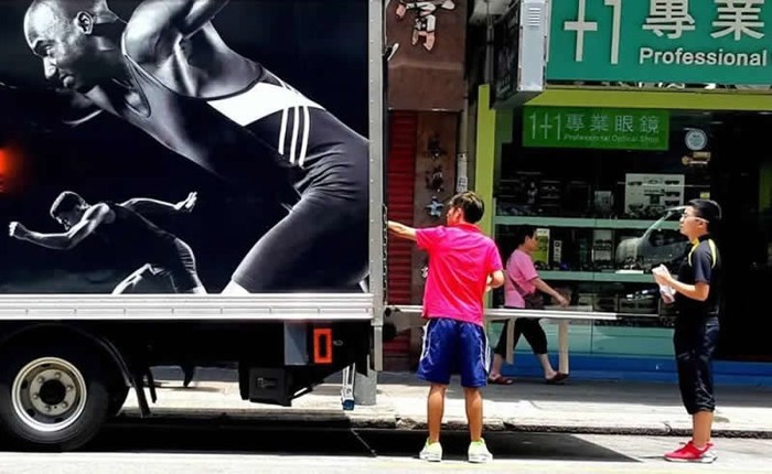 Timing Pas Banget! Foto Jalanan Ini Bikin Ketawa Sekaligus Takjub