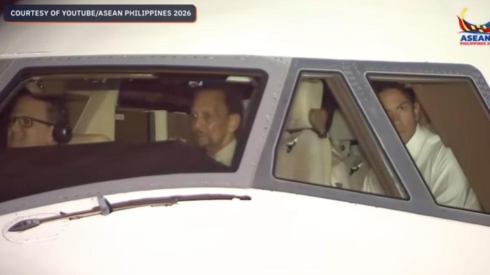 Sultan Brunei Terbangkan Sendiri Pesawat ke Filipina untuk Hadiri KTT ASEAN