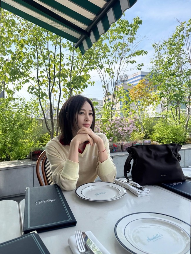 Pesona Aktris Kim Hye Soo di Usia 56, Gayanya Pakai Rok Mini Jadi Sorotan