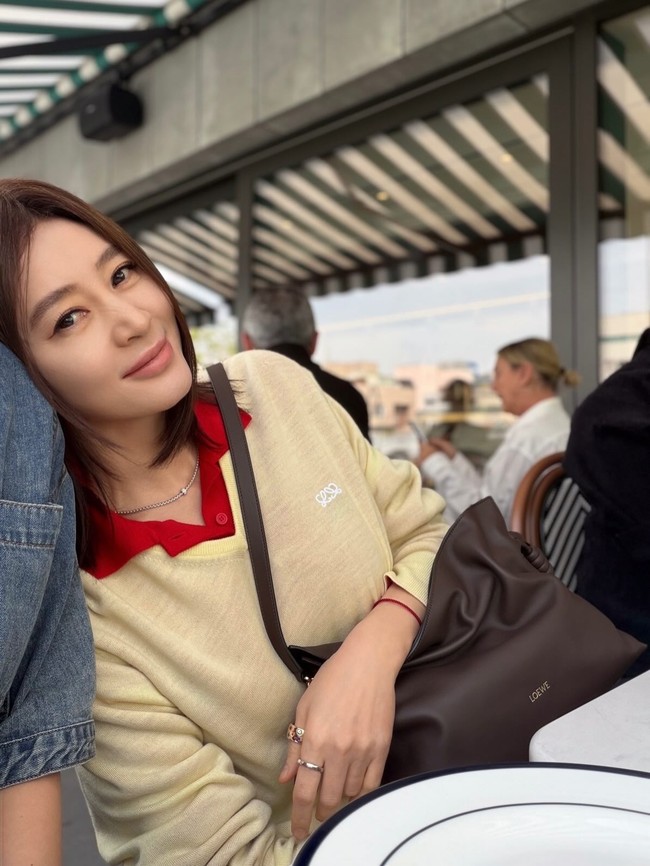 Pesona Aktris Kim Hye Soo di Usia 56, Gayanya Pakai Rok Mini Jadi Sorotan