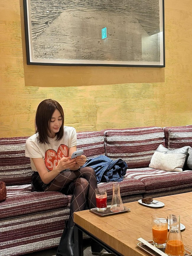 Pesona Aktris Kim Hye Soo di Usia 56, Gayanya Pakai Rok Mini Jadi Sorotan