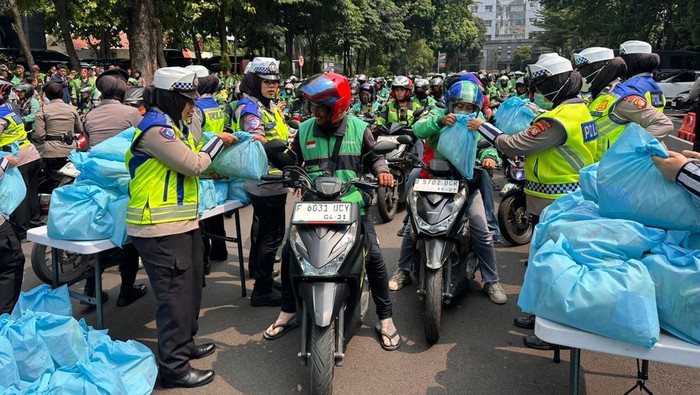 Jumat Peduli, Polda Metro Jaya Bagikan 350 Paket Sembako ke Ojol