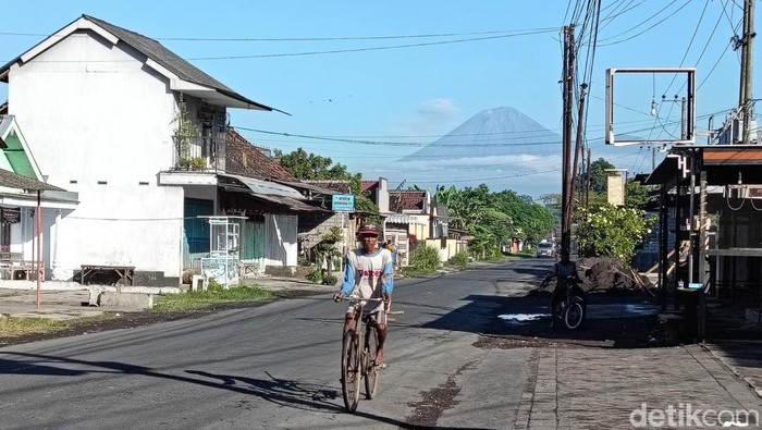 Semeru 4 Kali Erupsi Hari Ini, Abu Vulkanik Capai 1.200 Meter