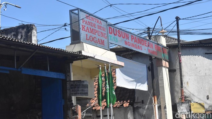 Cara Perajin Logam Kampung Ngingas Bertahan di Tengah Kenaikan Harga Besi