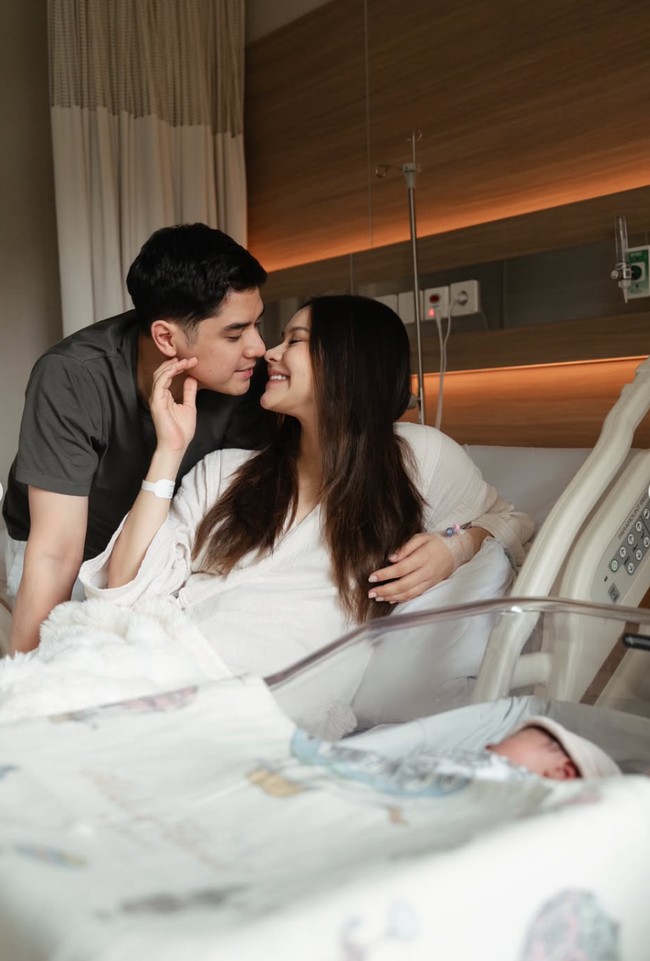 Alyssa Daguise Melahirkan Anak ke-1 Dinamai Soleil, Glowing Dengan Soft ...