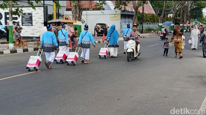 Ribuan Jemaah Haji Pamekasan Diberangkatkan, Jalanan Sempat Padat
