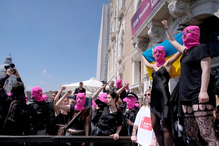 Aksi Demo Pussy Riot Pakai Topeng Balaclava Pink di Venesia