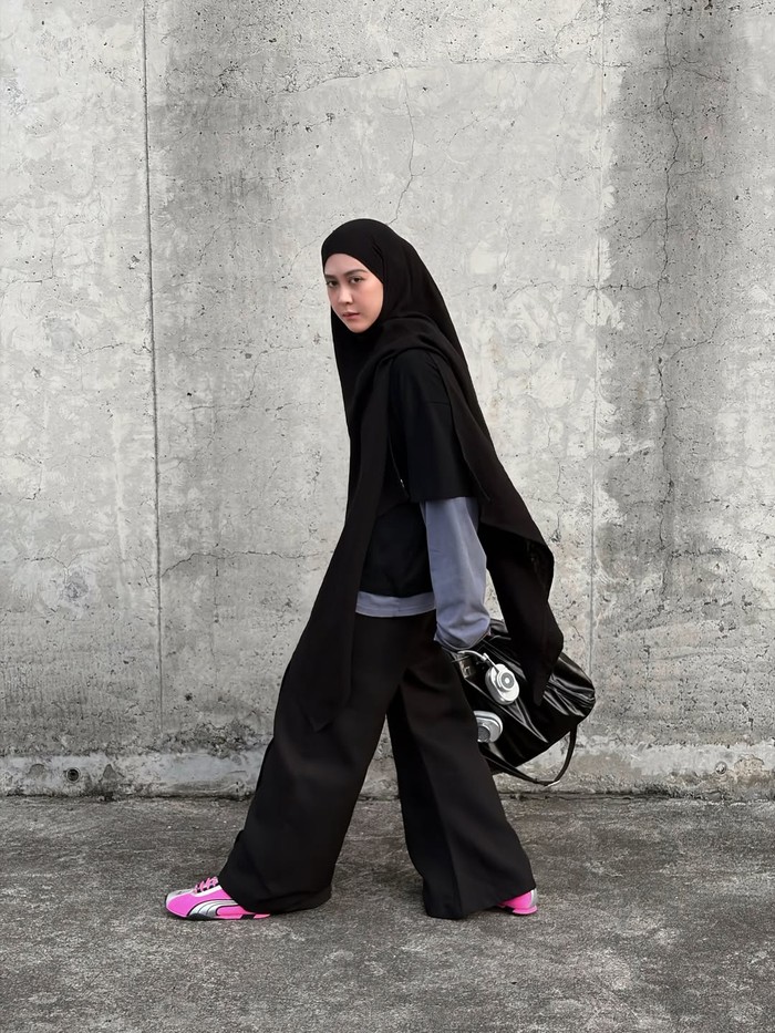 6 Ide Outfit Konser Hijab Anti Ribet! Nyaman Tapi Tetap Stylish