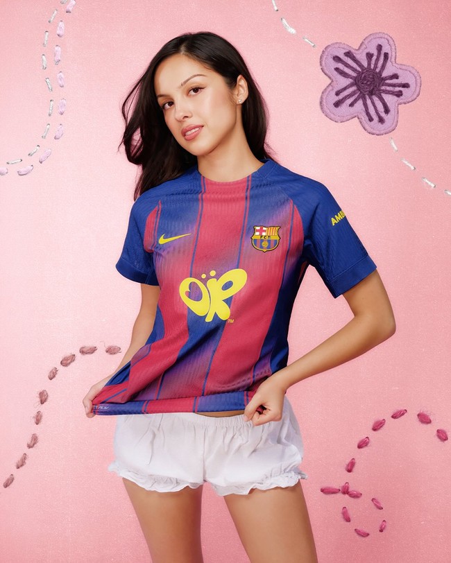 Gaya Olivia Rodrigo Jadi Pendukung Barca, Padukan Jersey dengan Celena ...