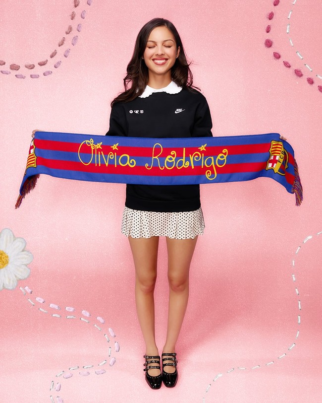 Gaya Olivia Rodrigo Jadi Pendukung Barca, Padukan Jersey dengan Celena ...