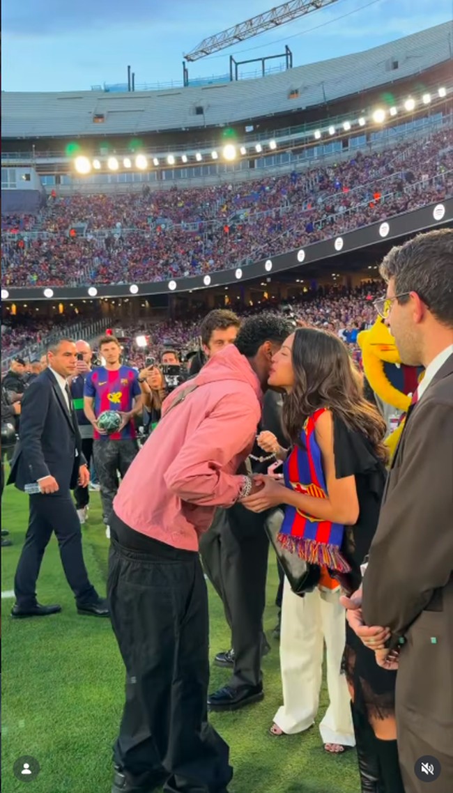 Gaya Olivia Rodrigo Jadi Pendukung Barca, Padukan Jersey dengan Celena ...