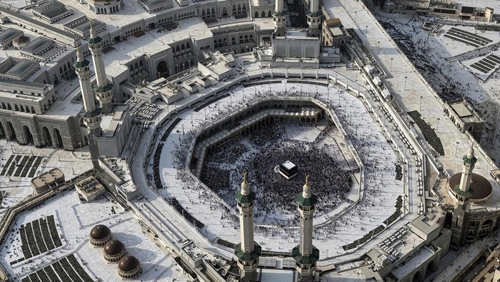 Di Balik Bersihnya Masjidil Haram, Ada 3.500 Petugas yang Bekerja 24 Jam