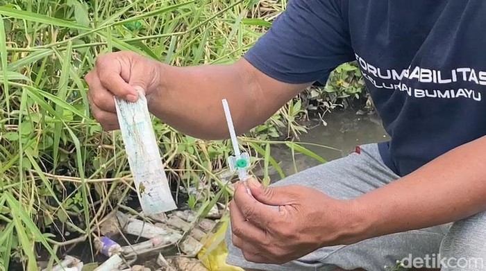 Duh! Ada Limbah Jarum Suntik di Parit Kedungkandang Kota Malang